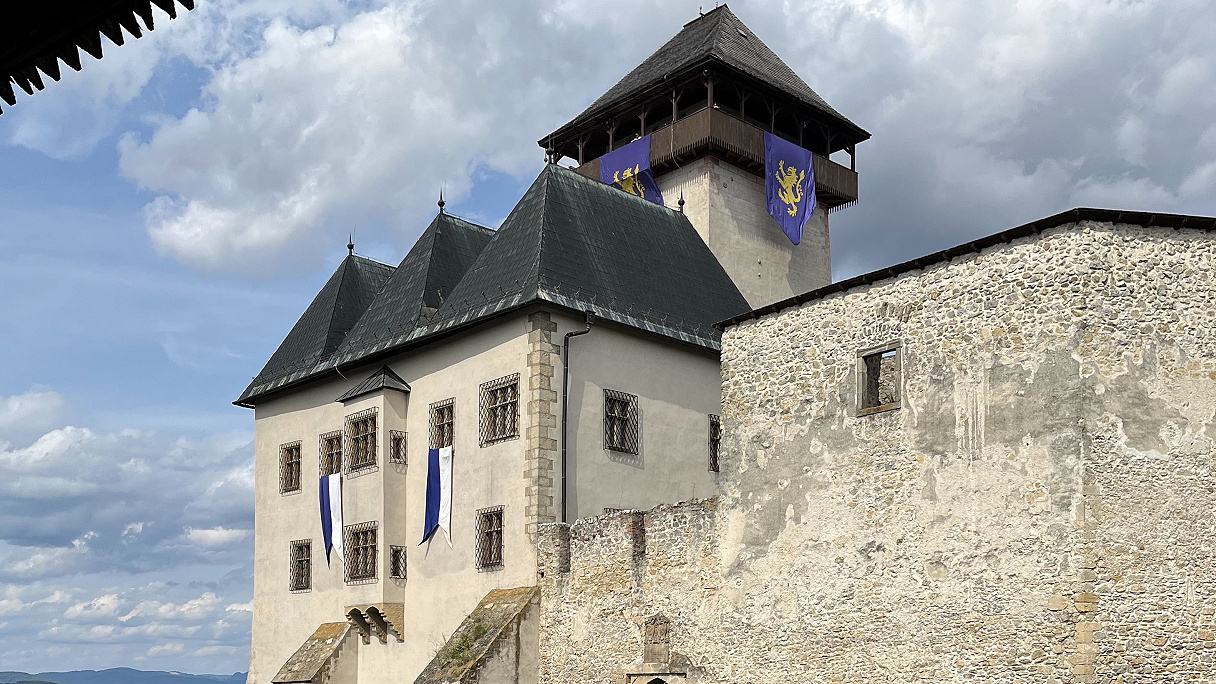 Tip na výlet: Trenčiansky hrad, jeho legendy aj fakty. Poznáte skutočný príbeh Studne lásky ...